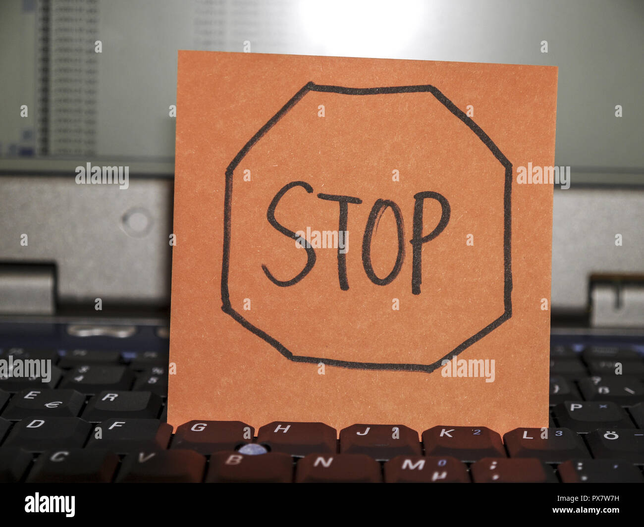 Memo note on notebook, drawing of stop street sign Stock Photo - Alamy