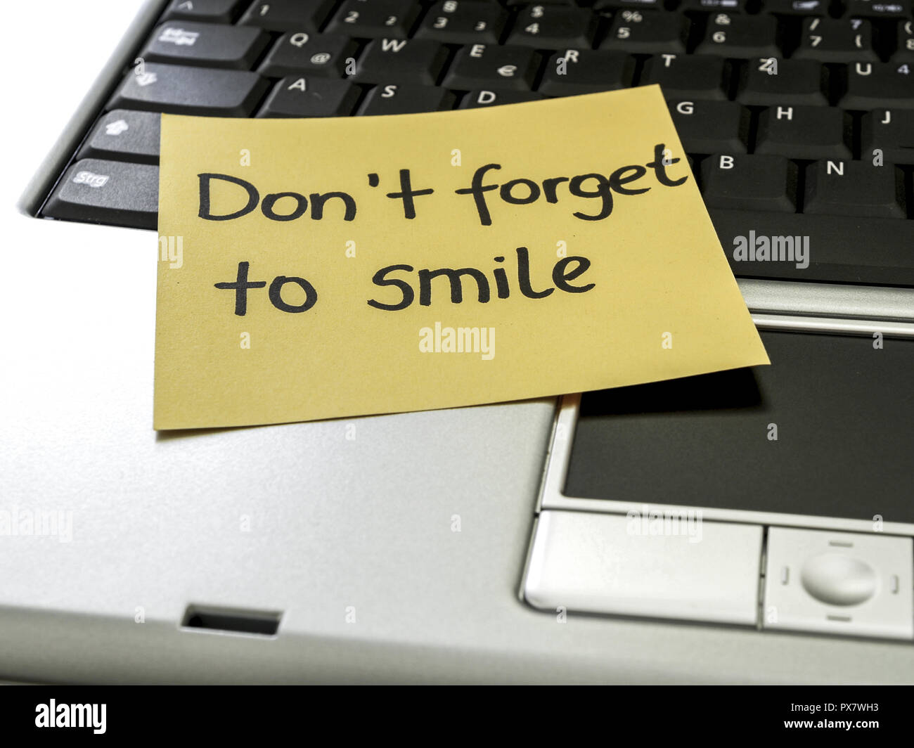 Memo note on notebook, Don´t forget to smile Stock Photo - Alamy