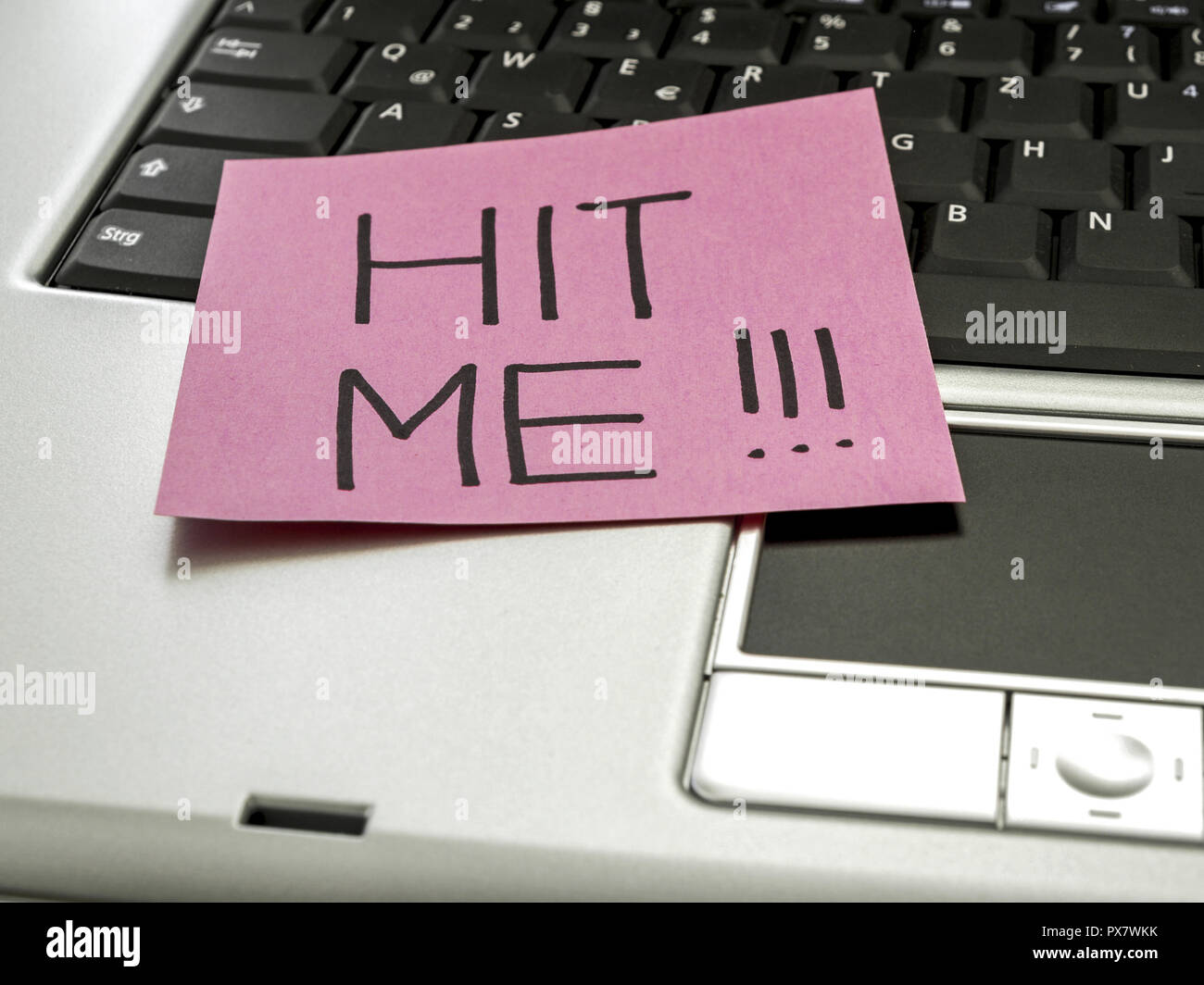 Memo note on notebook, hit me Stock Photo - Alamy