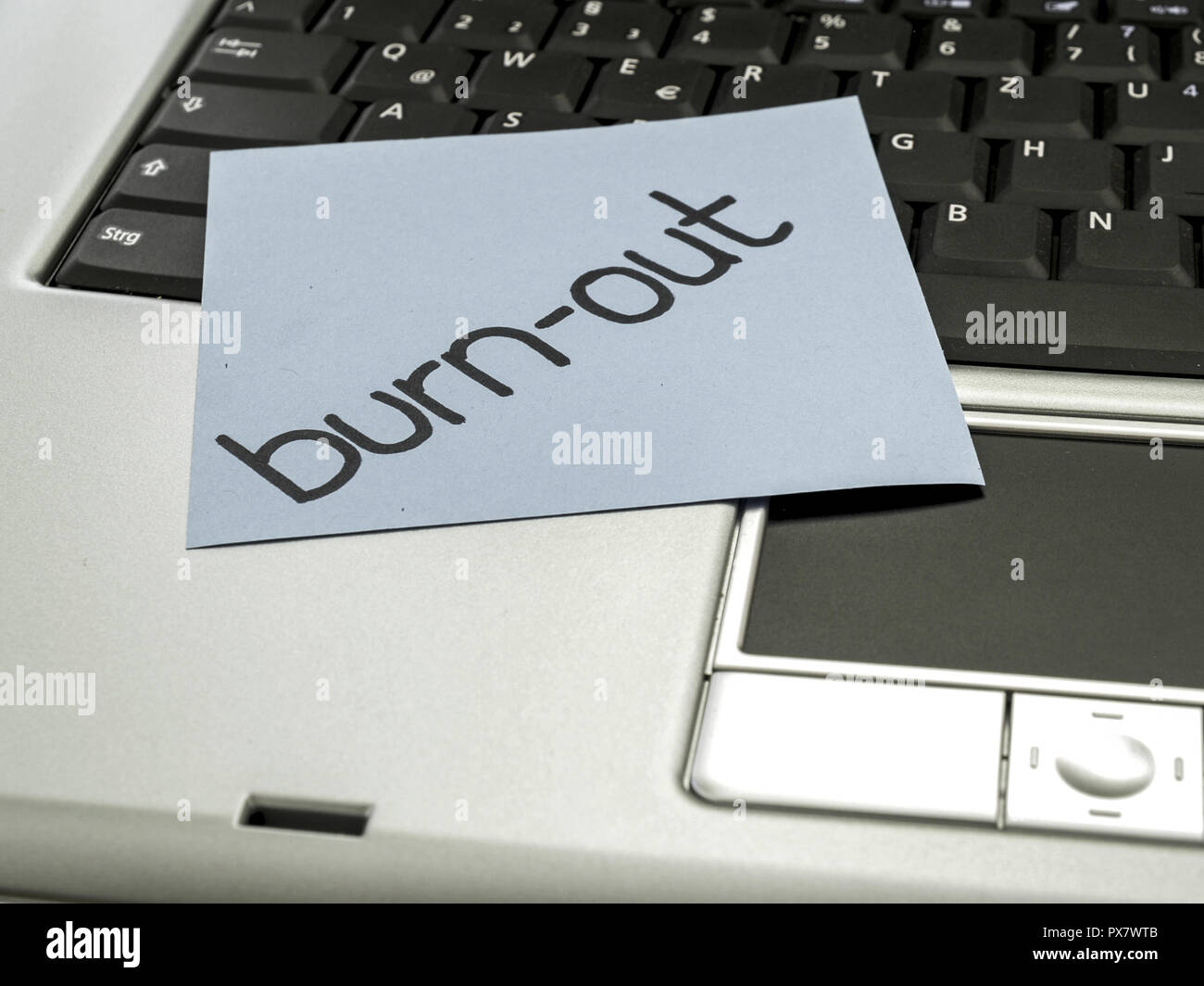 Memo note on notebook, burn-out Stock Photo - Alamy