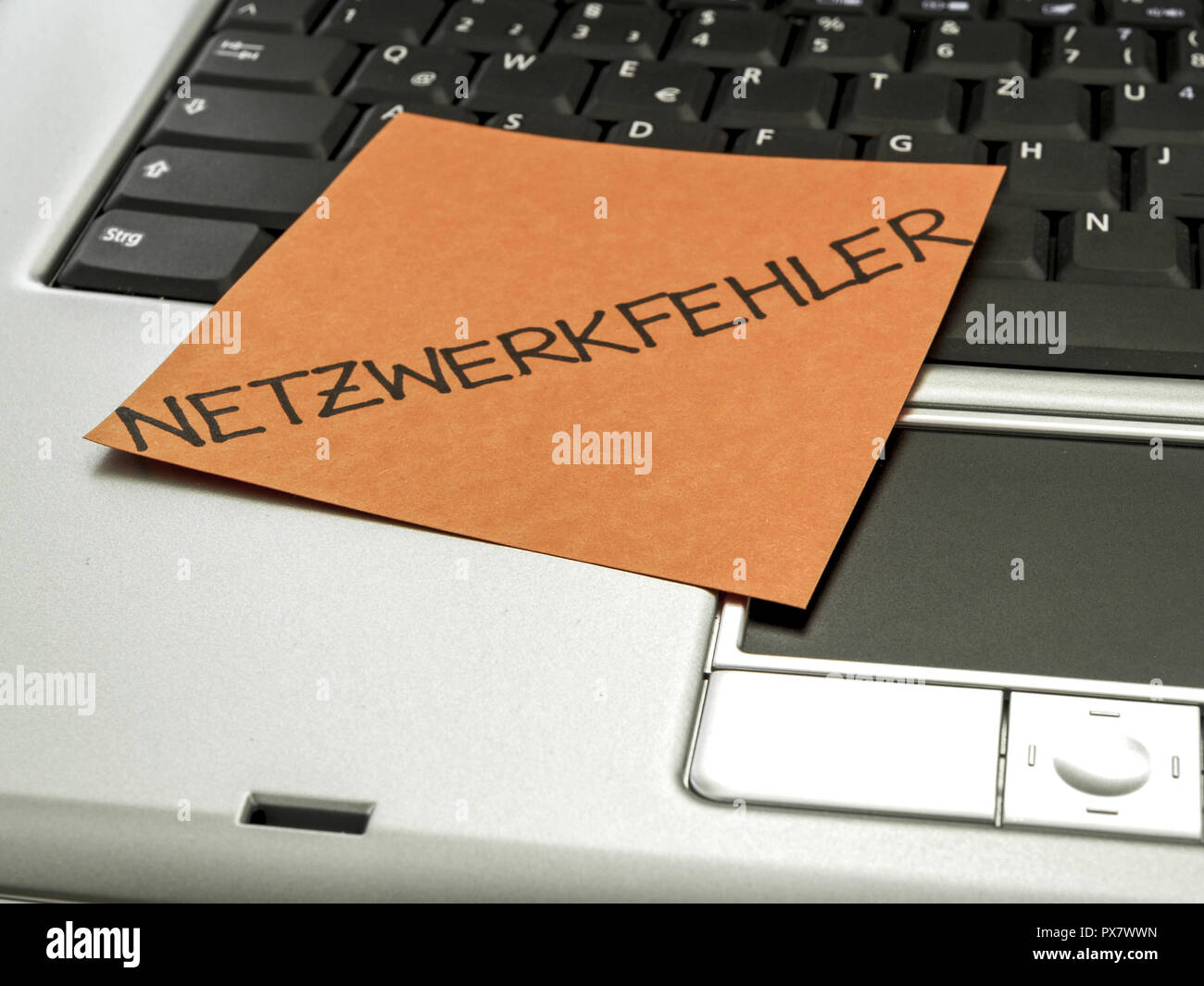 Memo note on notebook, network error Stock Photo - Alamy