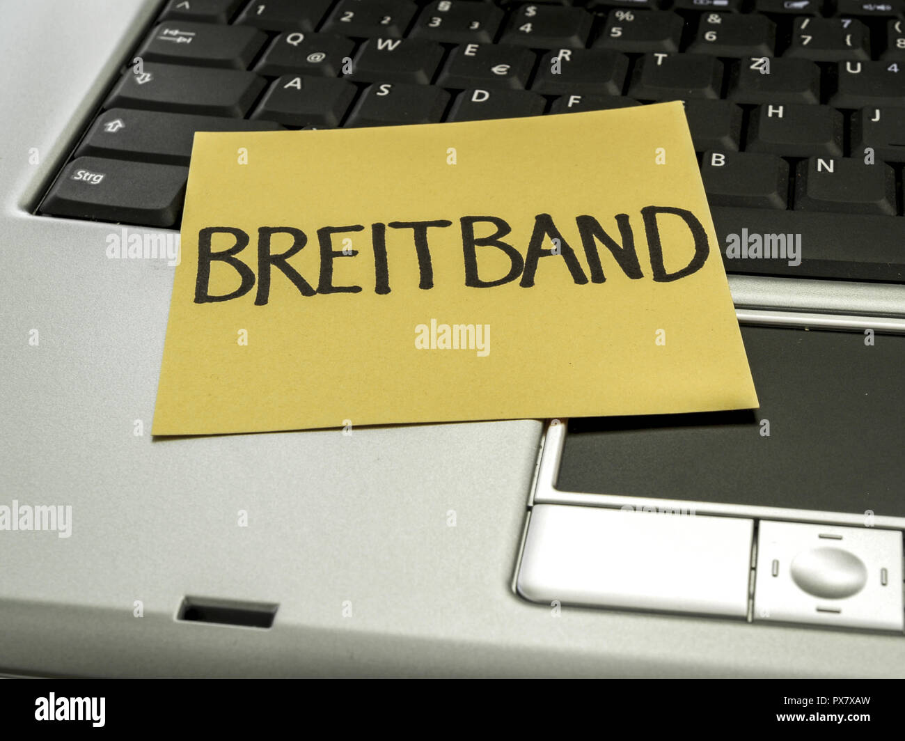 Memo note on notebook, broadband Stock Photo - Alamy