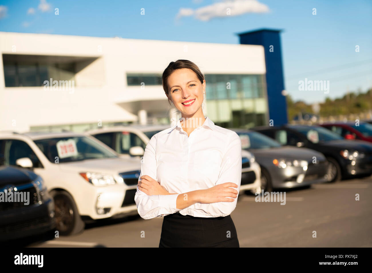 People in car sales garage hi-res stock photography and images - Alamy