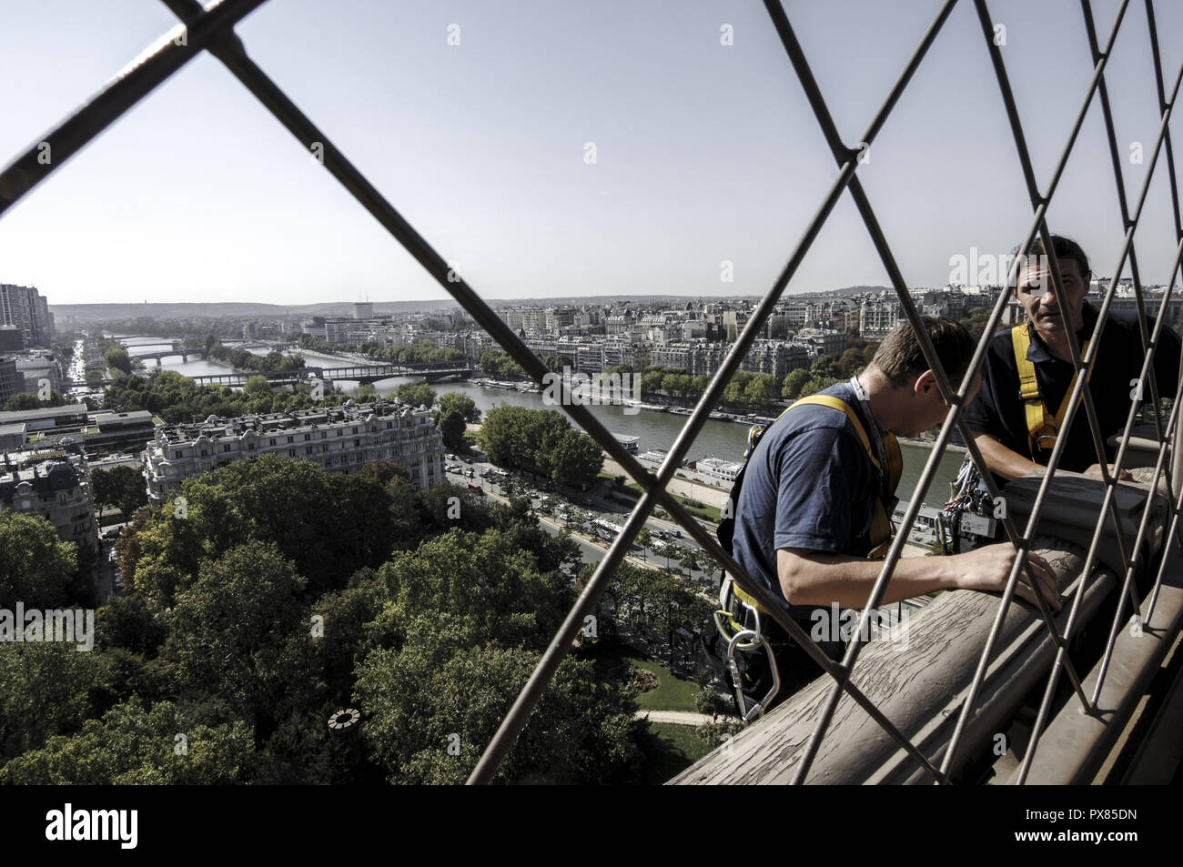 Construction eiffel tower worker hi-res stock photography and images ...