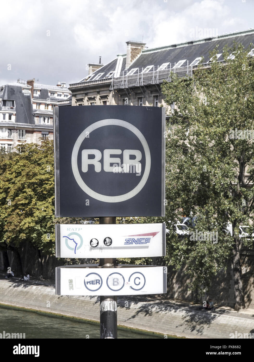 Paris rer sign hi-res stock photography and images - Alamy