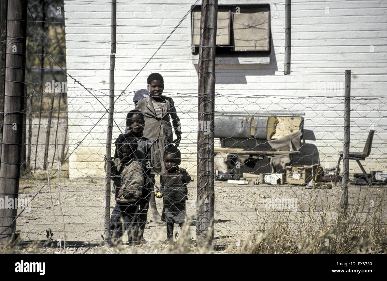 Child behind fence africa hi-res stock photography and images - Alamy