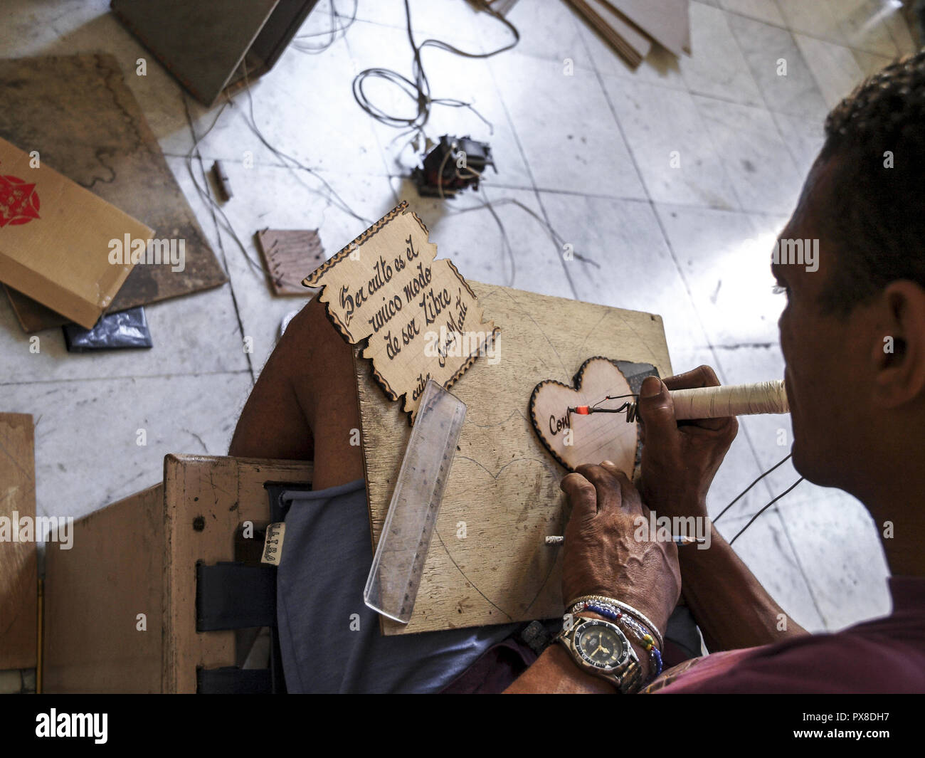 Havanna Vieja, old city, man creating wooden souvenirs with simple ...