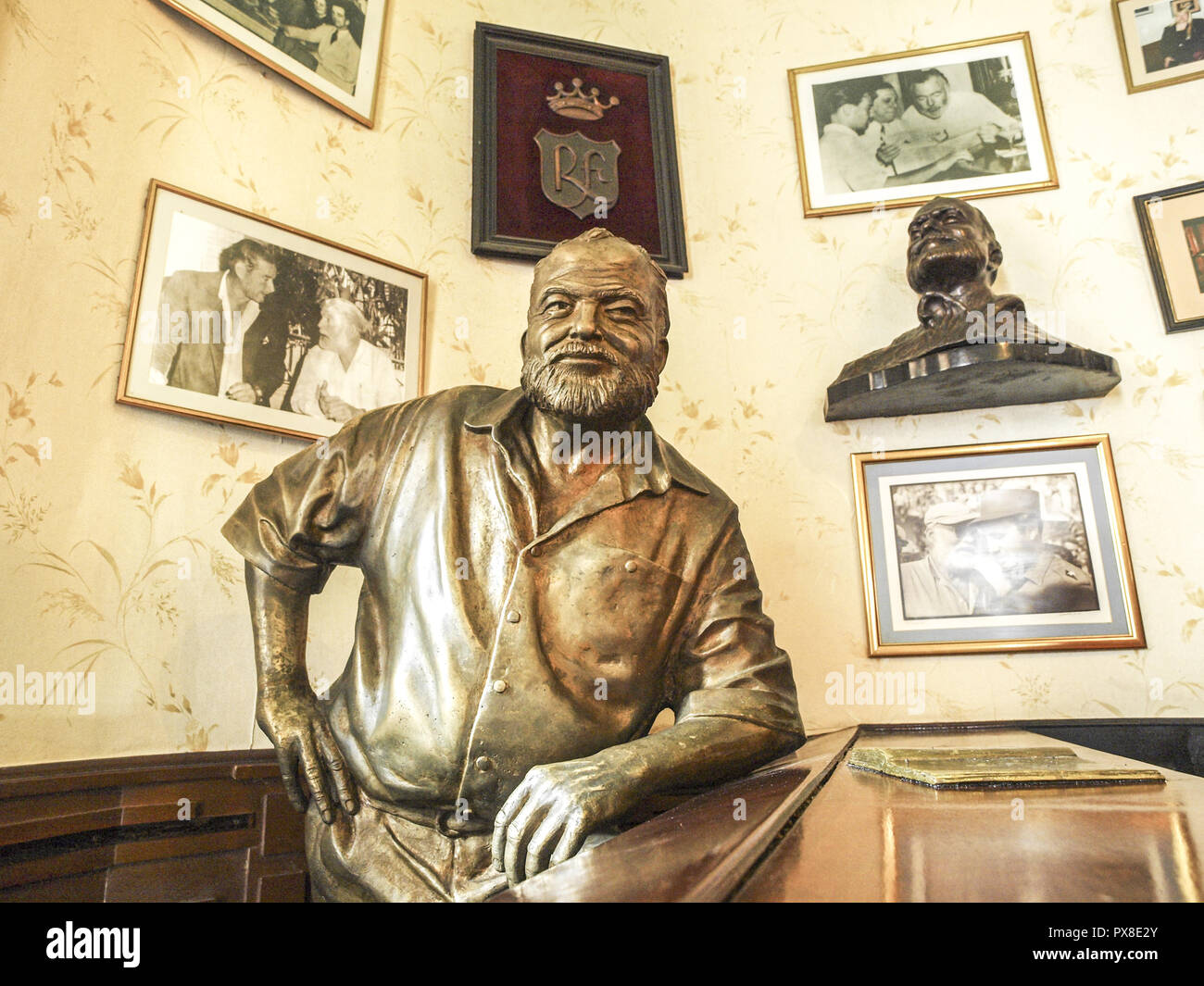 Ernest hemingway cuba statue hi-res stock photography and images - Alamy
