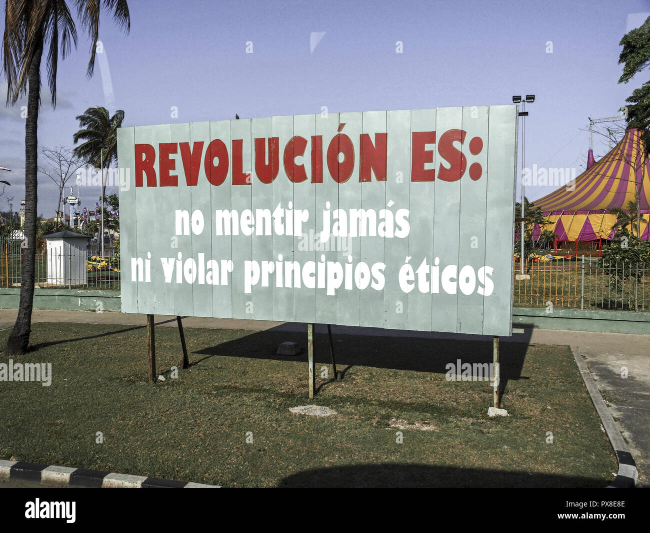 Cuban revolutionary banner, Revolucion es no mentir jamas ni violar ...