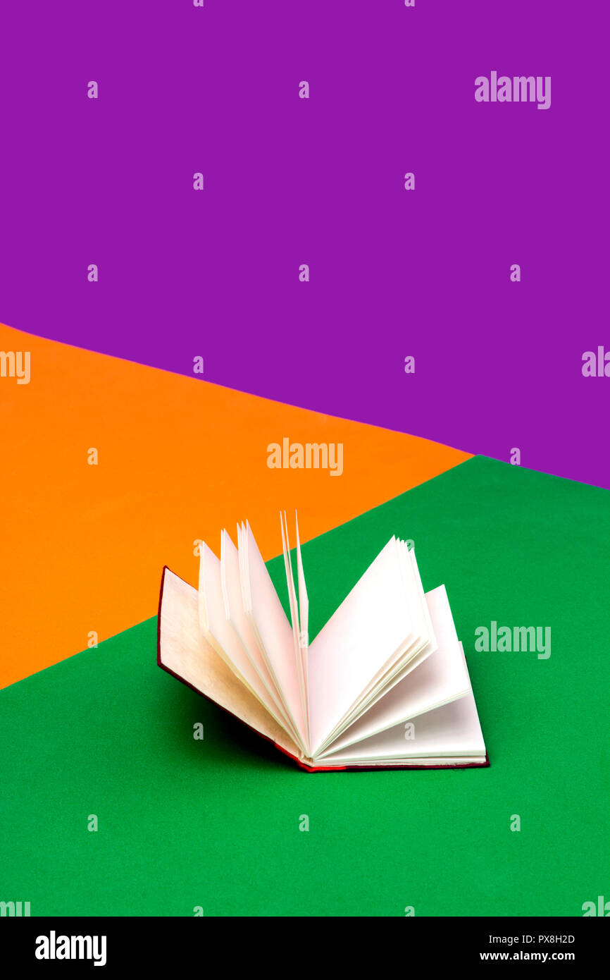 Open book side view hi-res stock photography and images - Alamy