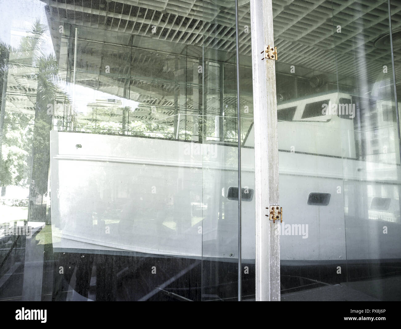 Havanna Vieja, old city, revolutionary museum, Granma Memorial, yacht ...