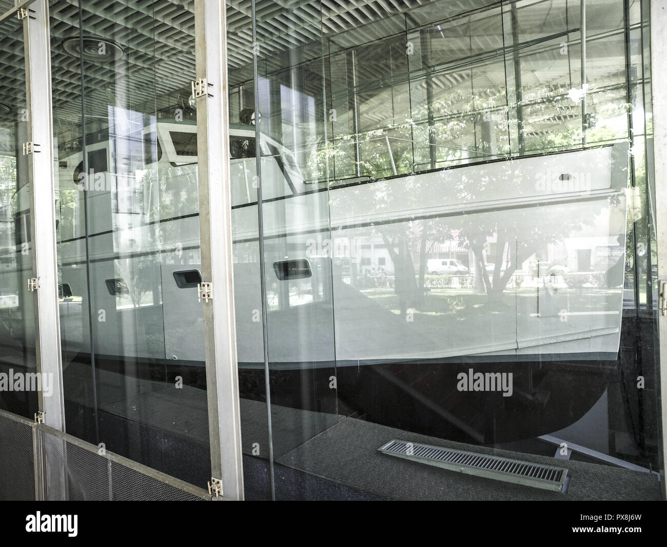 Havanna Vieja, old city, revolutionary museum, Granma Memorial, yacht ...