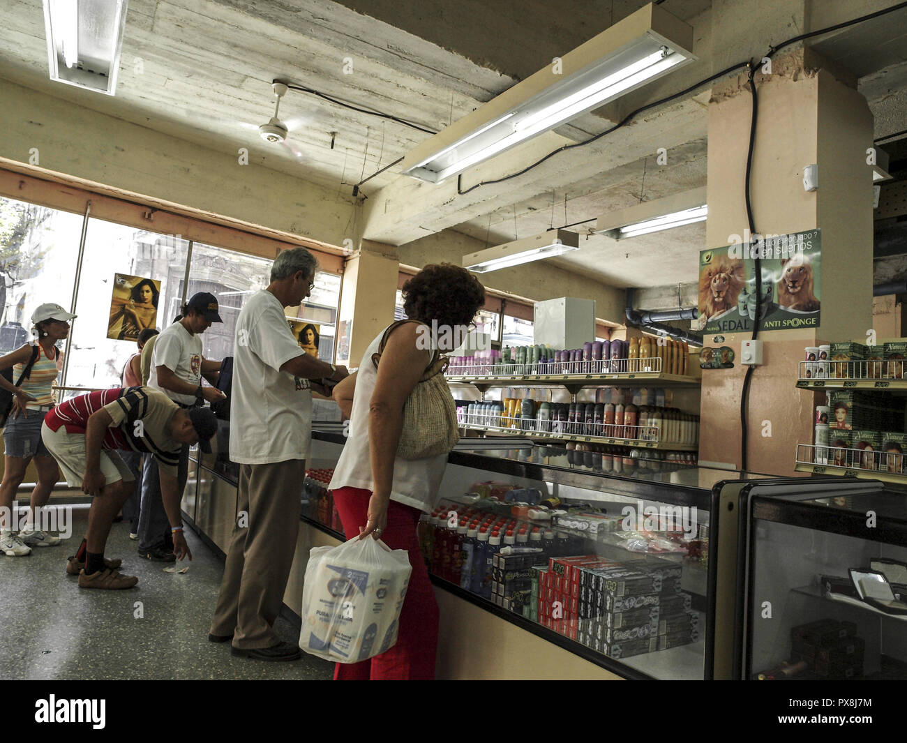 Cuban shopping mall hi-res stock photography and images - Alamy