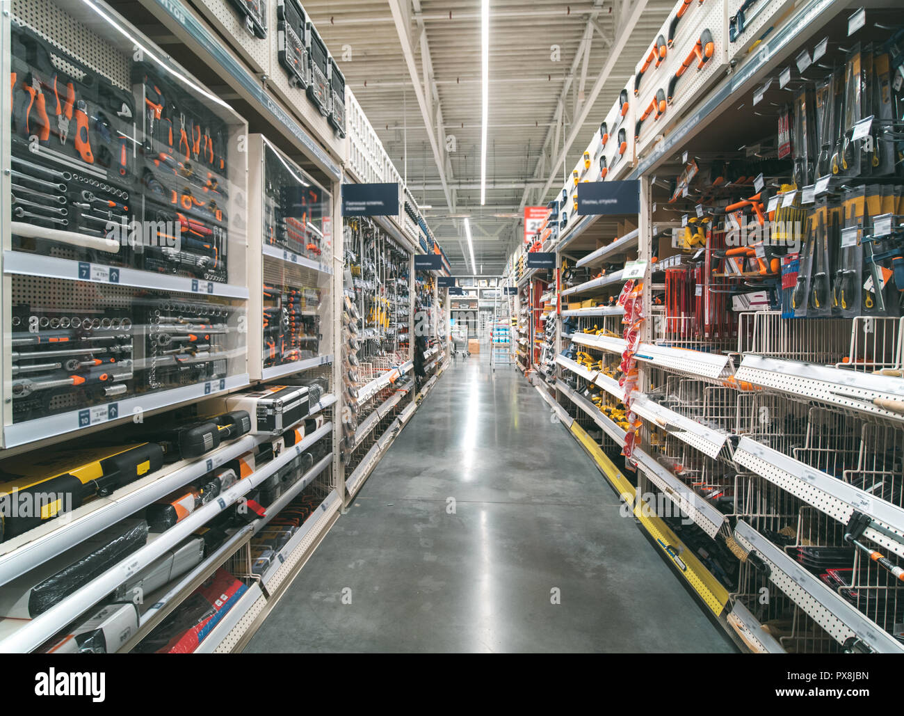 Hardware store aisle hi-res stock photography and images - Alamy