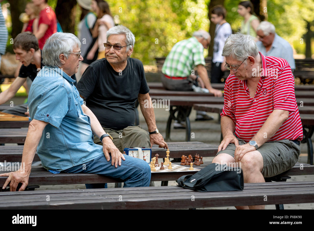 Two elderly men playing chess hi-res stock photography and images - Alamy