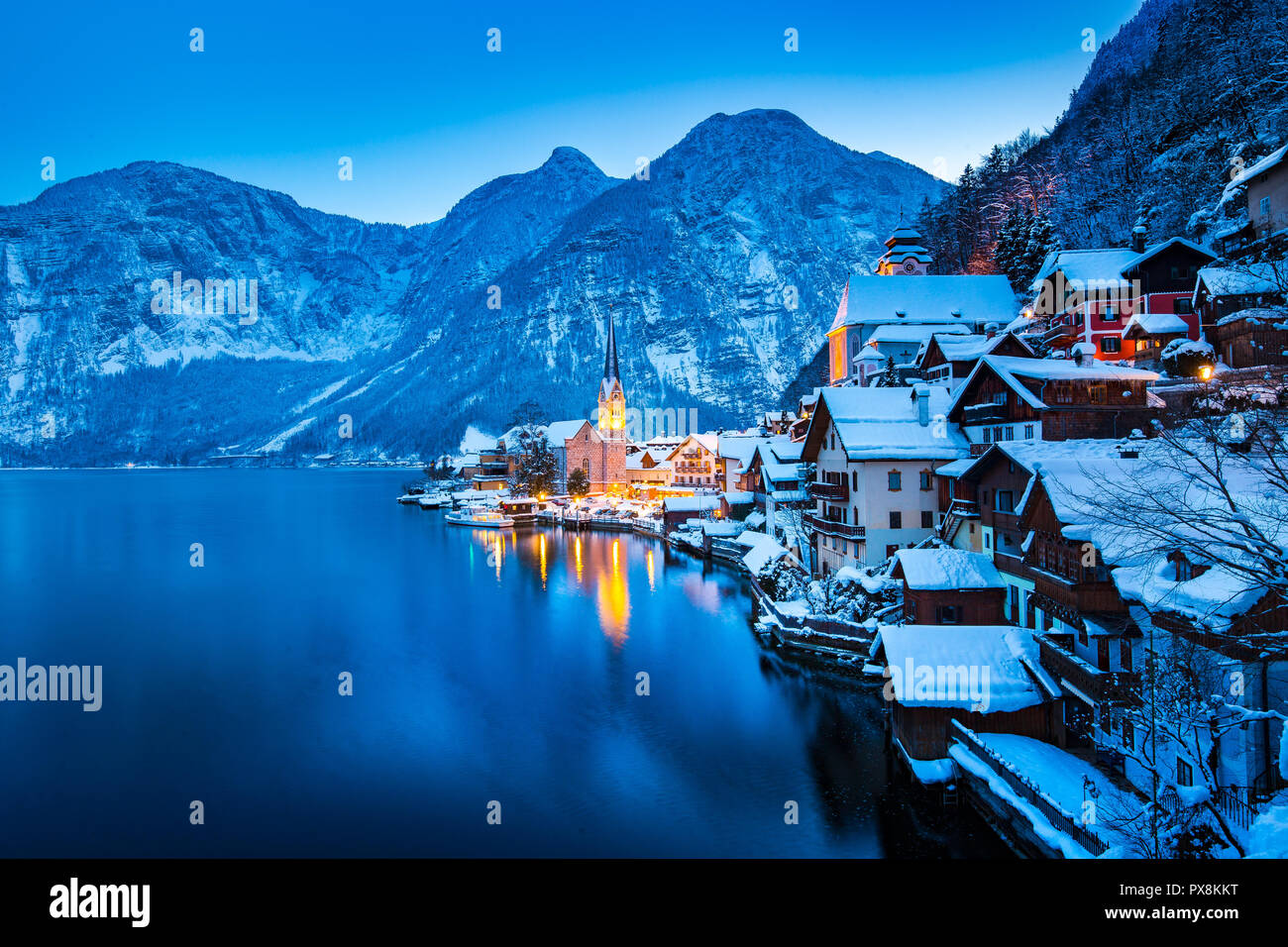 Classic postcard view of famous Hallstatt lakeside town in the Alps ...