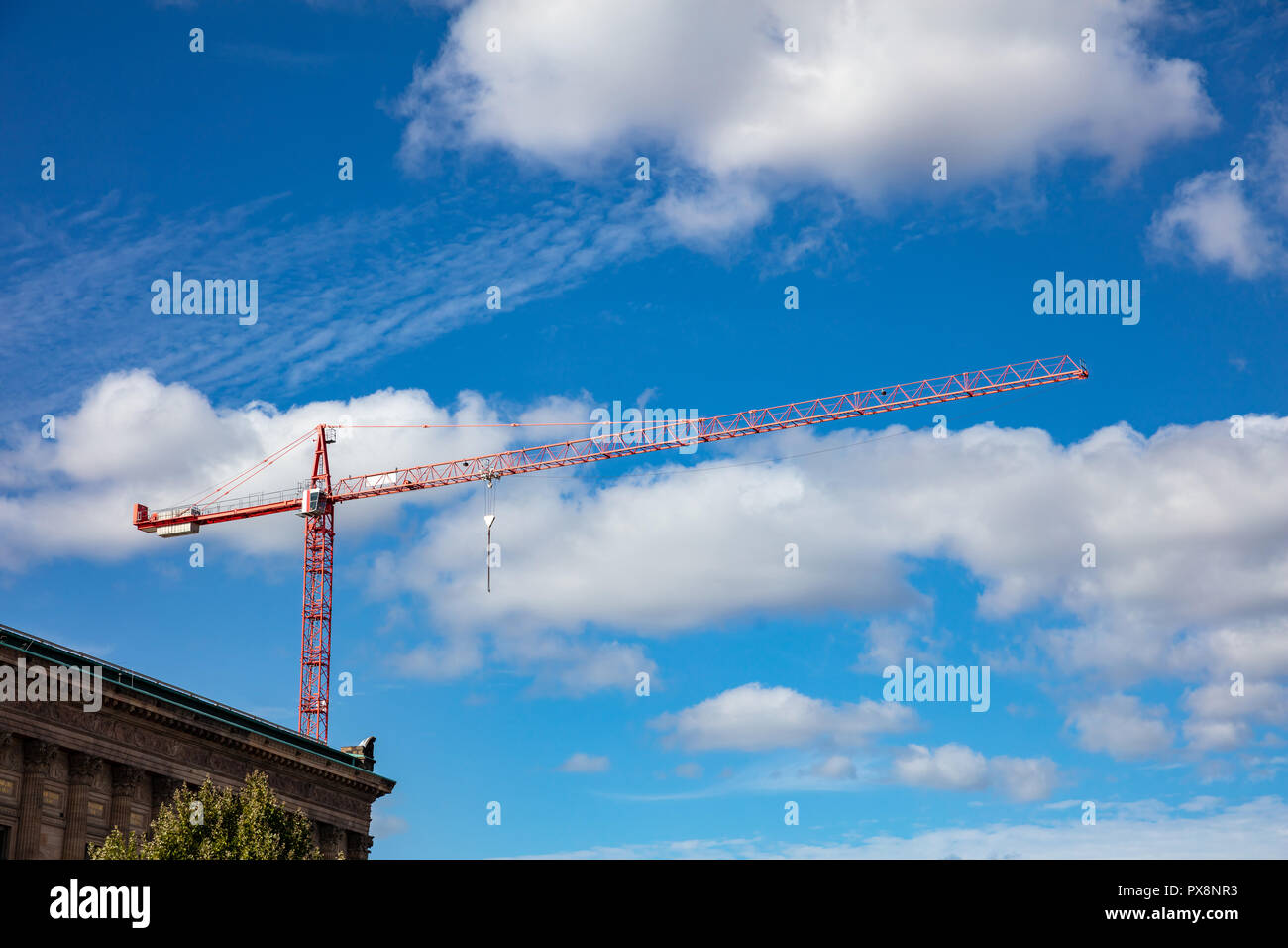 Red tower crane hi-res stock photography and images - Alamy
