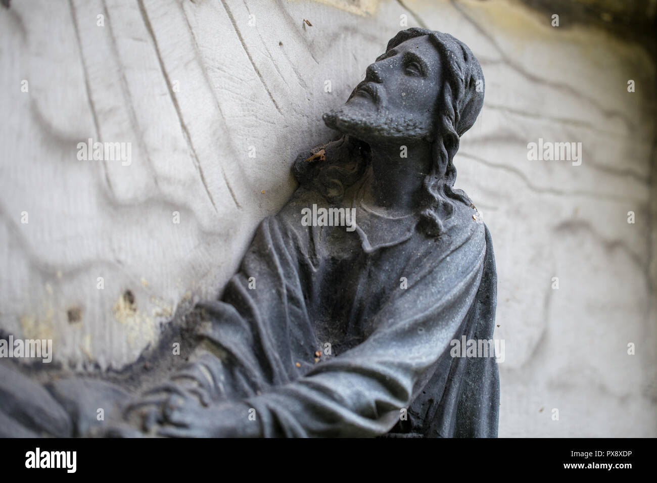 Statue jesus christ in cemetery hi-res stock photography and images - Alamy
