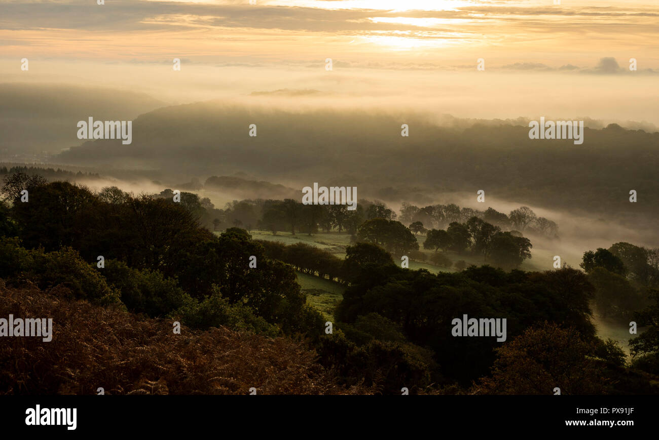 Pentyrch, Wales, UK, October 20th 2018. The sun rises as mist envelops ...