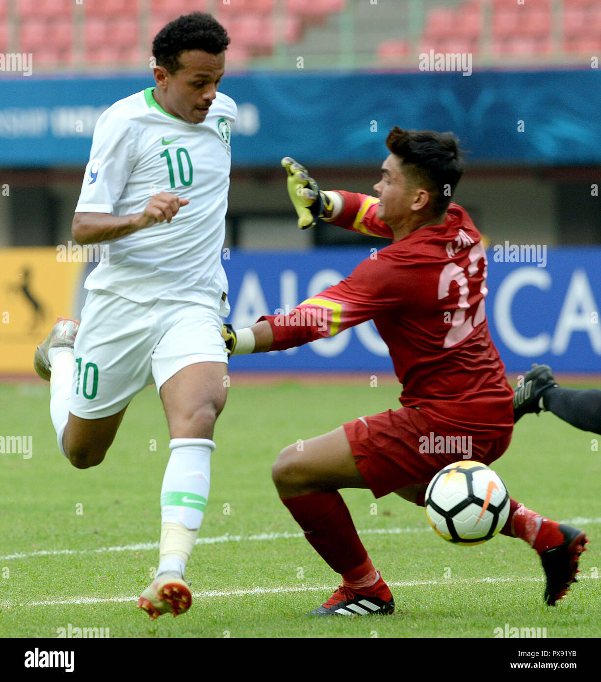 Bekasi, Indonesia. 20th Oct, 2018. Turki Al-Ammar (L) of Saudi Arabia ...