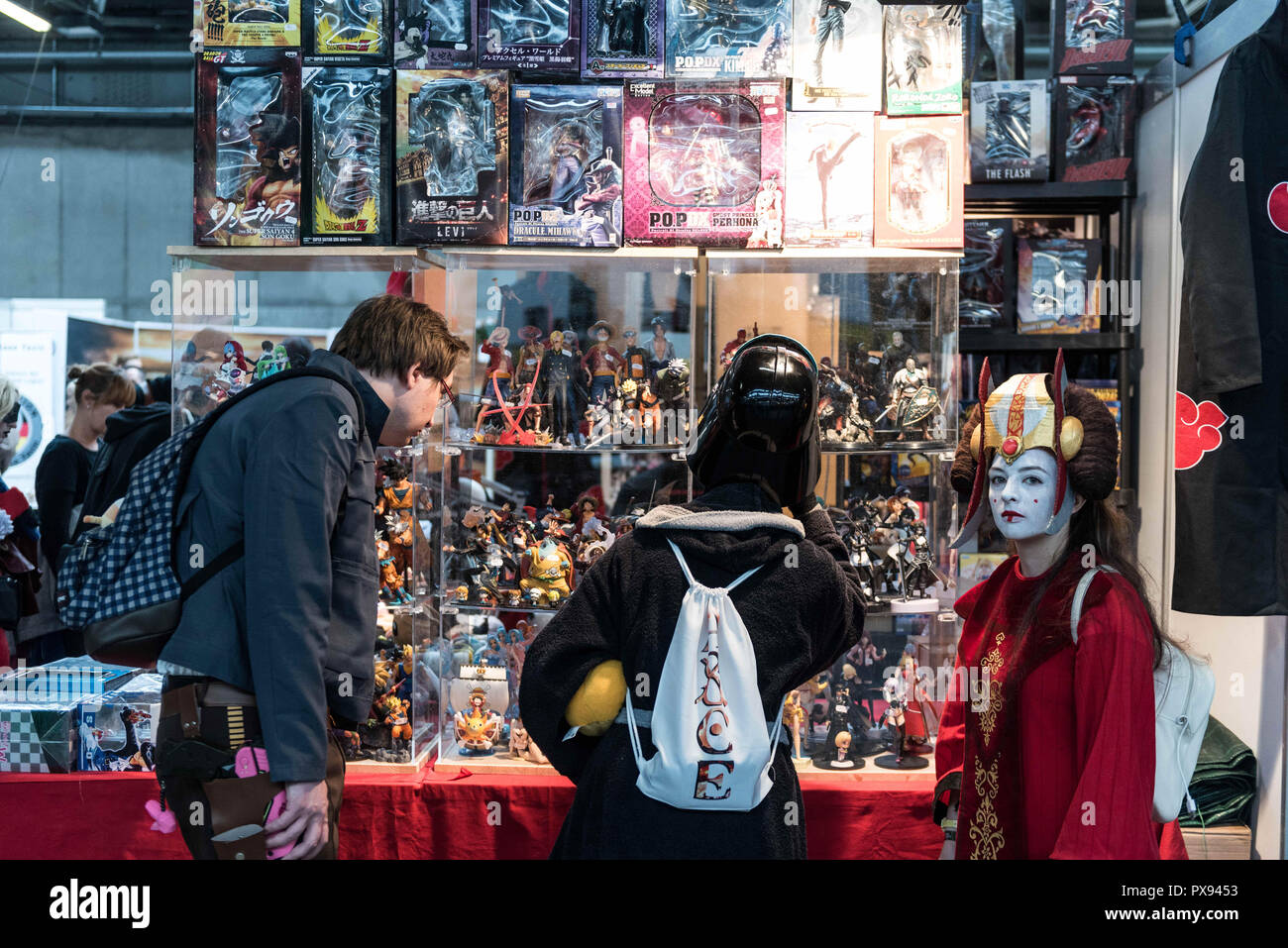 Berlin, Germany. 20th Oct, 2018. Visitors look at a exhibition stand ...