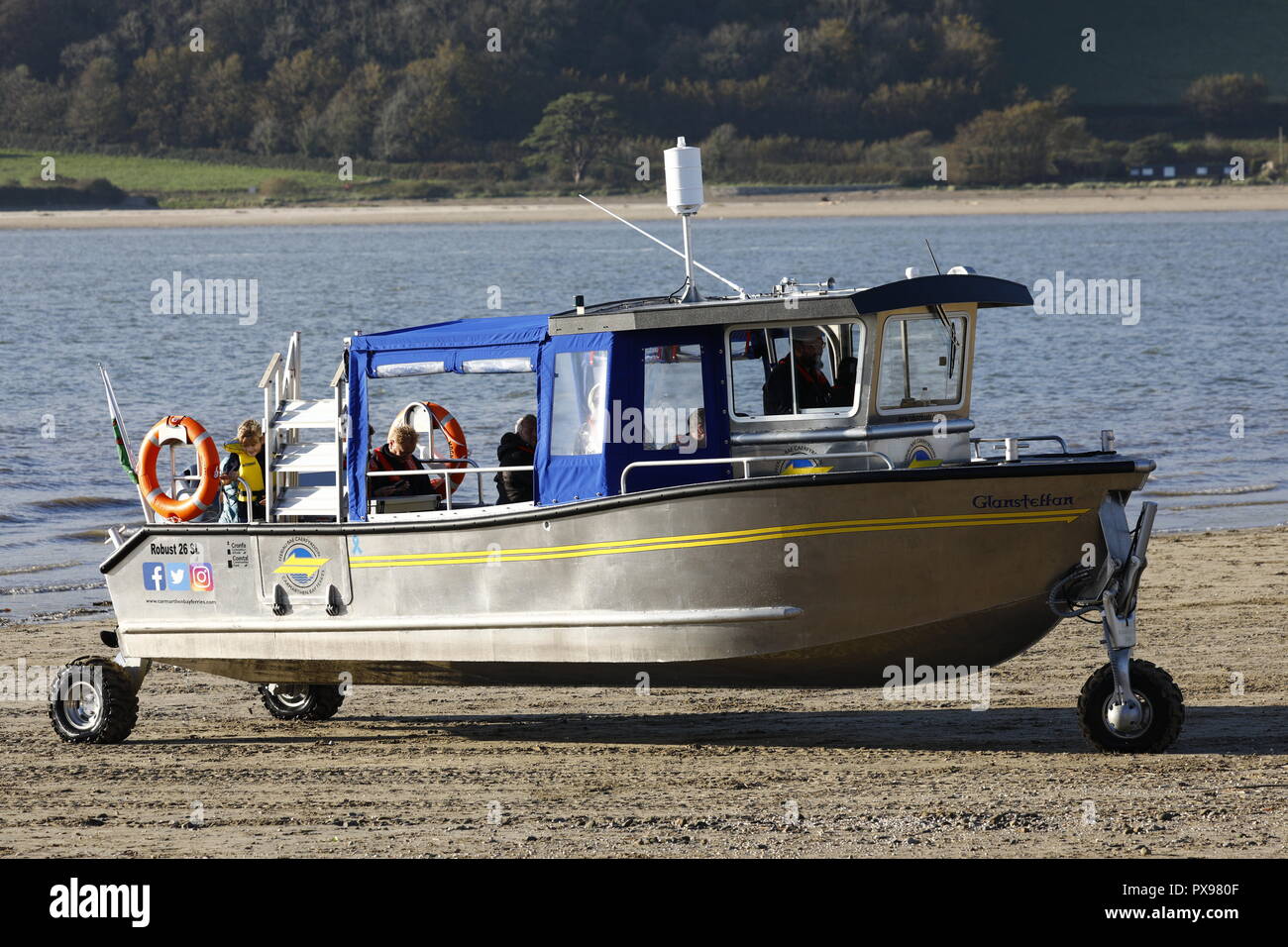 Ferryside carmarthenshire hi-res stock photography and images - Alamy