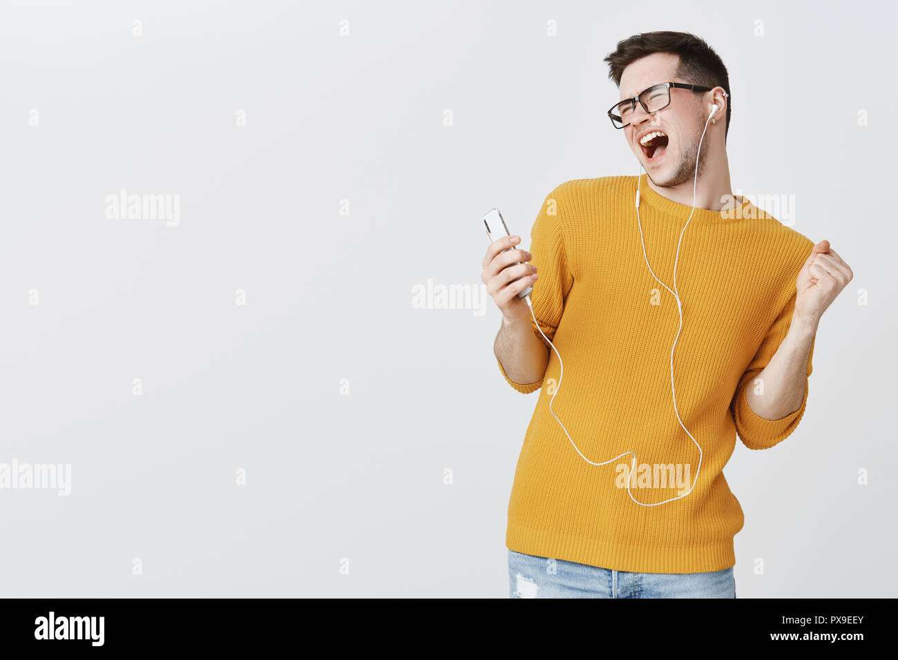 Singing out loud hi-res stock photography and images - Alamy