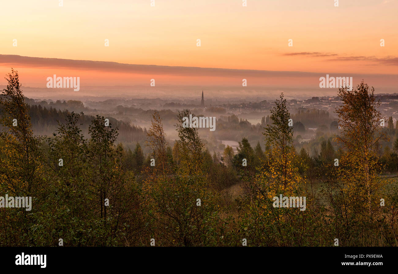 Misty sunrise over the Gedling Valley from Gedling Country Park in ...