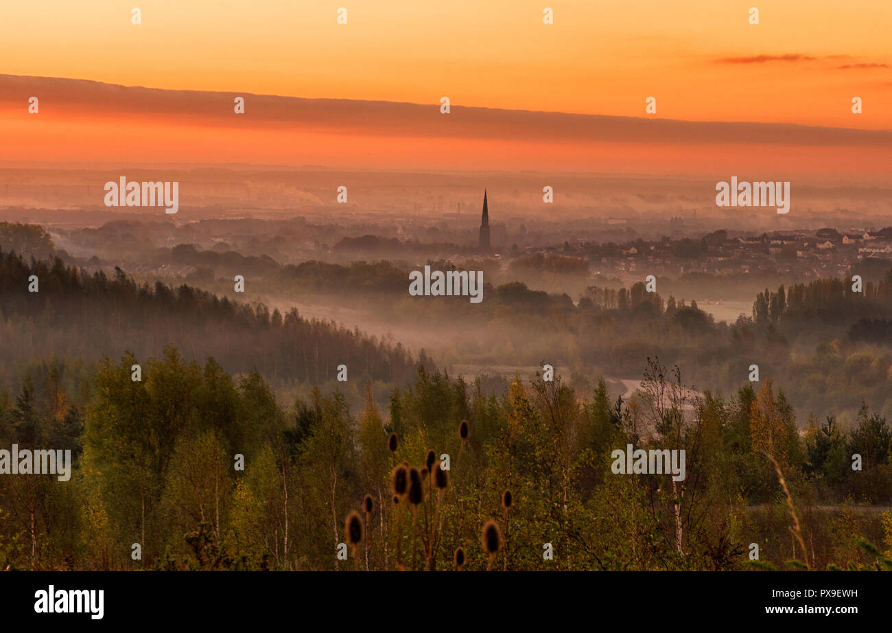 Misty sunrise over the Gedling Valley from Gedling Country Park in ...