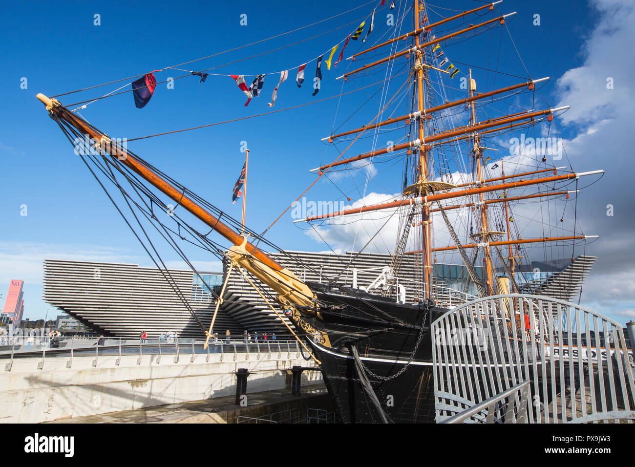 River tay dundee boat hi-res stock photography and images - Alamy