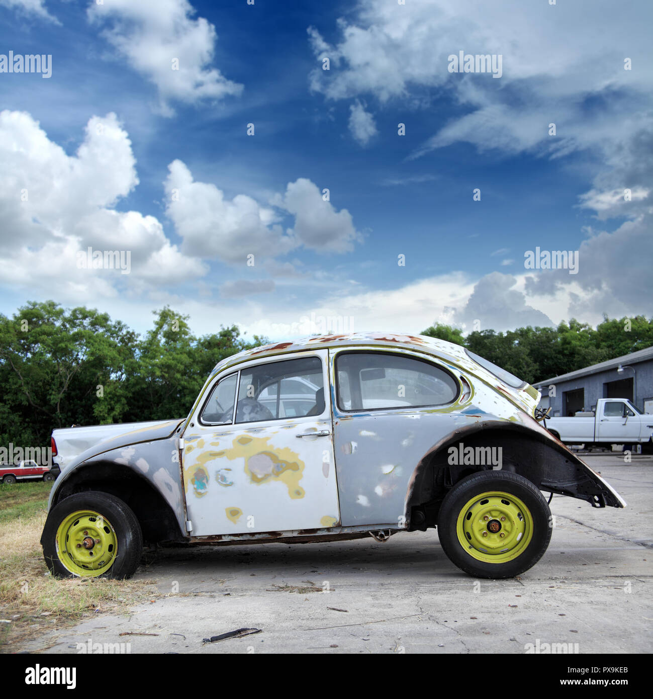 Junk car hi-res stock photography and images - Alamy