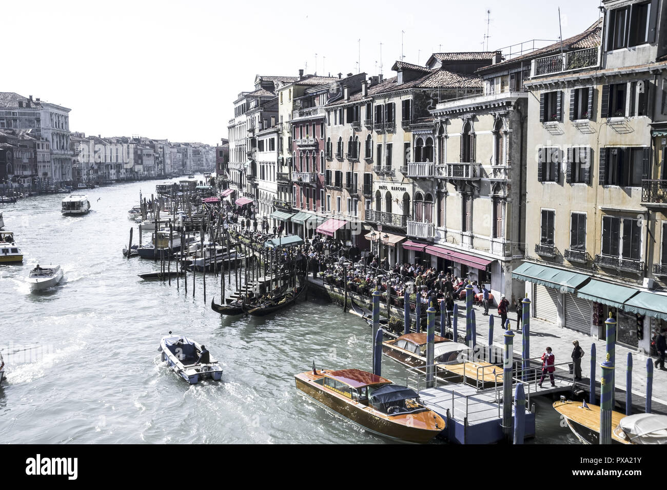 Venice, Rialto bridge, Ponte de Rialto, view to Canale Grande, Italy ...