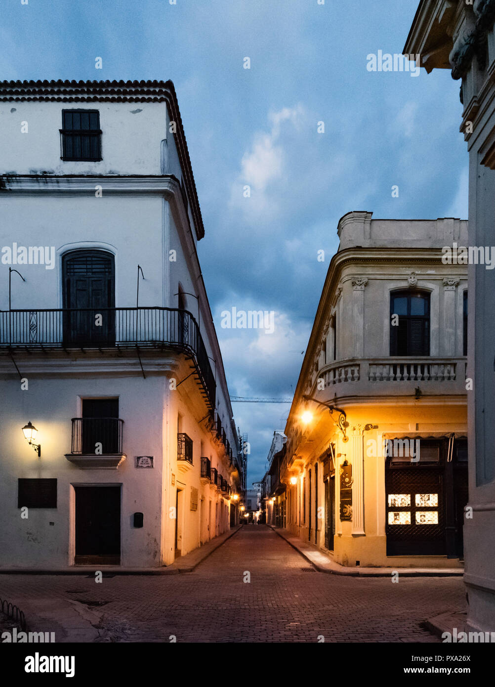 Old havana night alley hi-res stock photography and images - Alamy