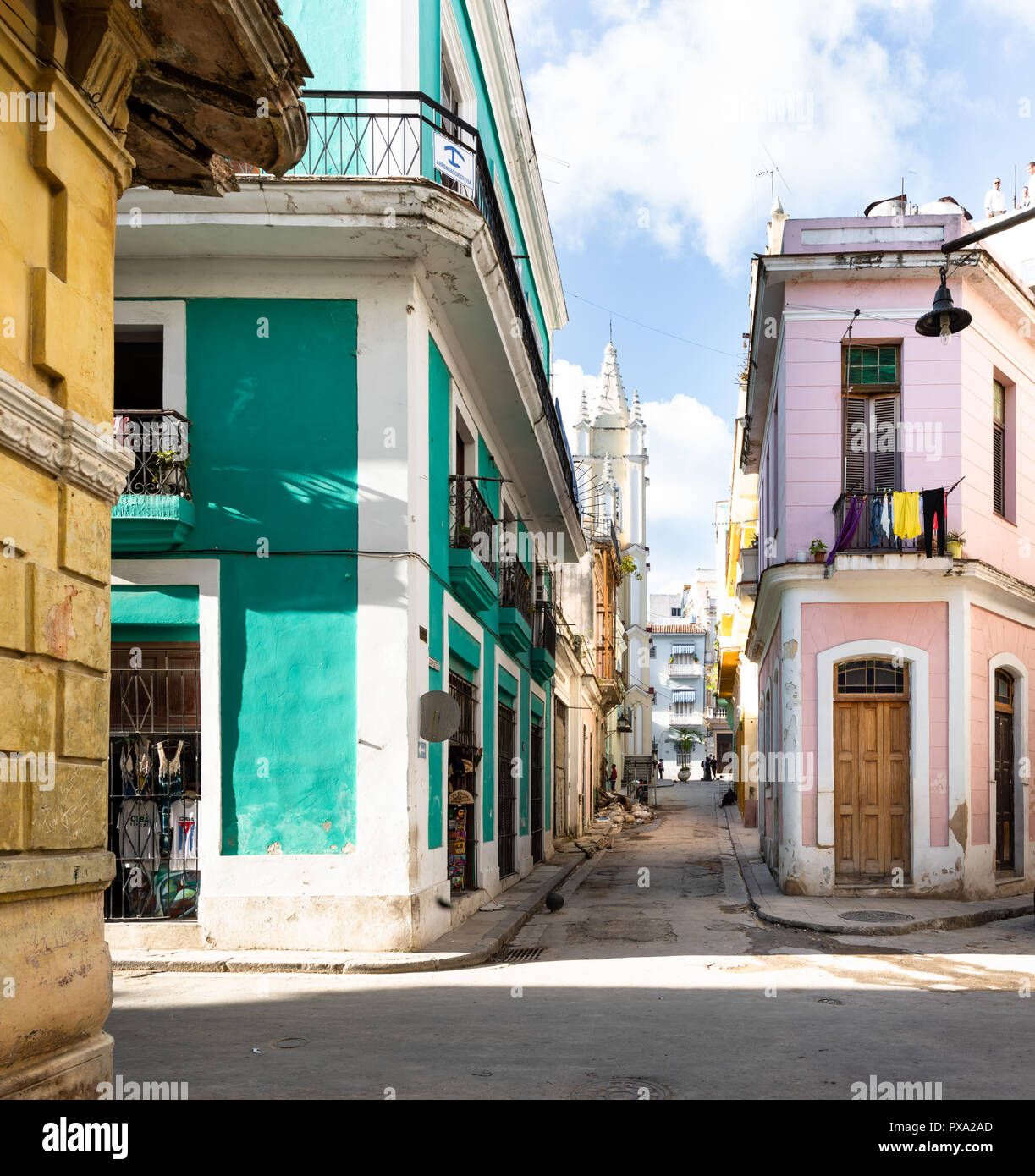 Historic havana cuba alley hi-res stock photography and images - Alamy