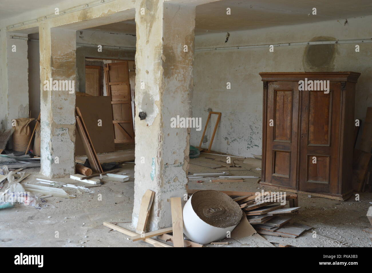 Abandoned room with garbage and useless things Stock Photo - Alamy