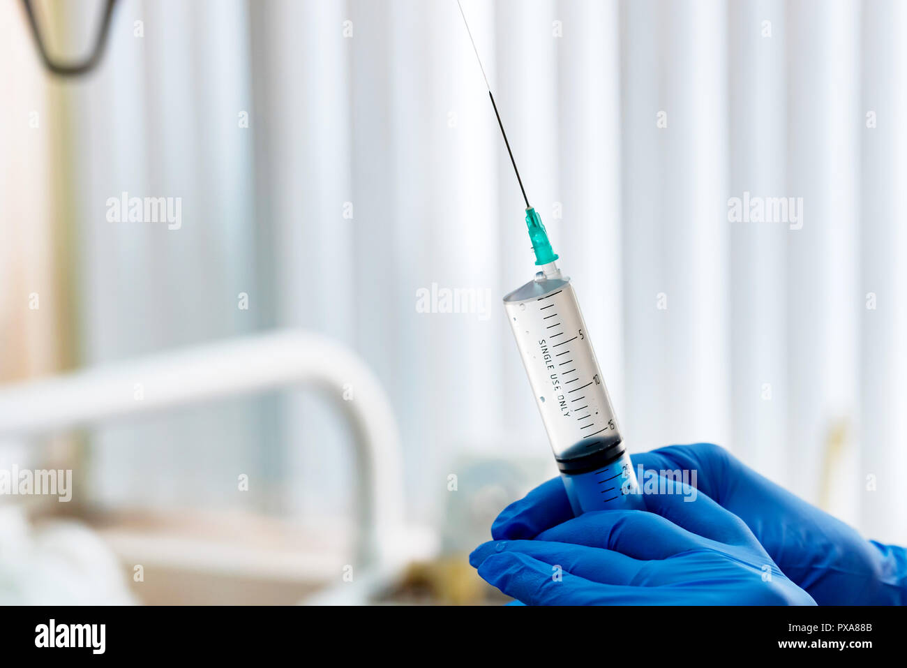 Doctor hand hold flu injection syringe hi-res stock photography and ...