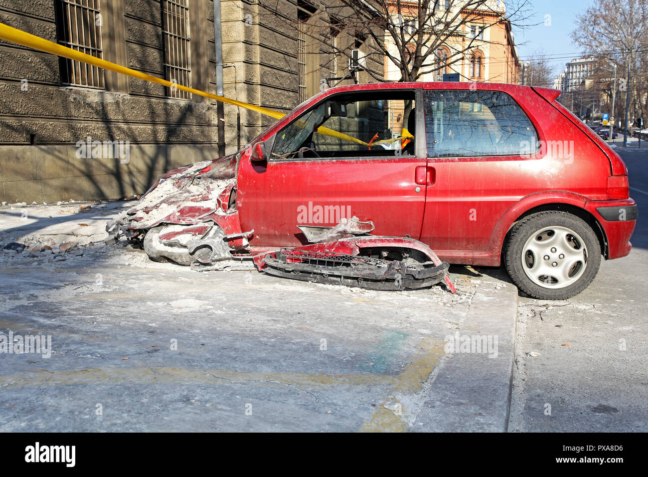 Crushed red car hi-res stock photography and images - Alamy