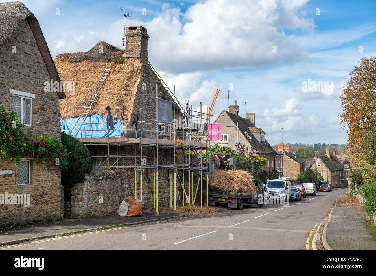 Thatch thatched thatching hi-res stock photography and images - Alamy