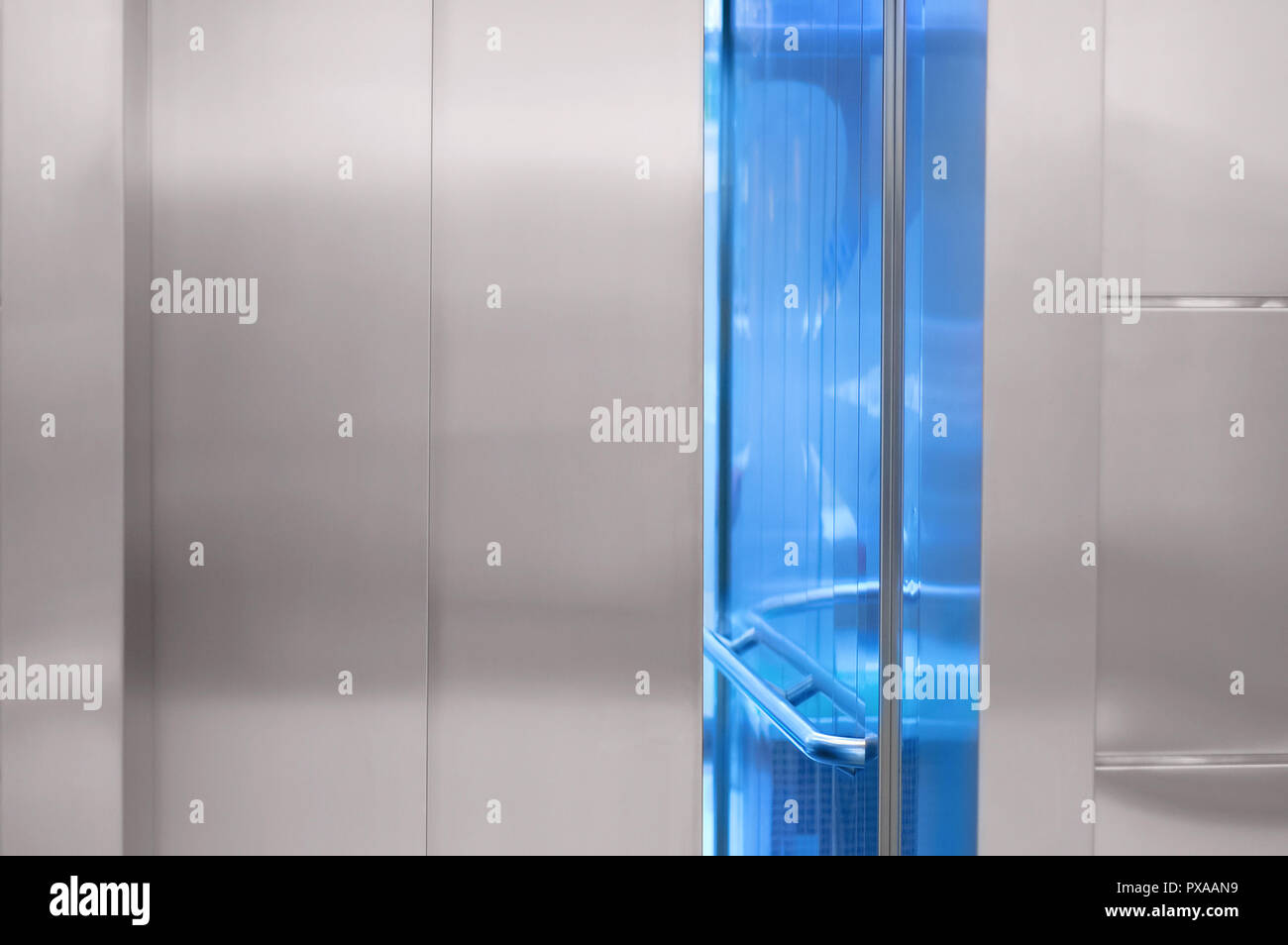 Slightly open doors hi-res stock photography and images - Alamy