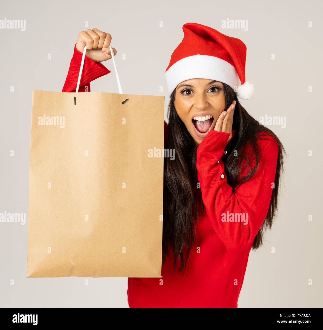 Young woman ready for christmas with paper shopping bags in red and ...
