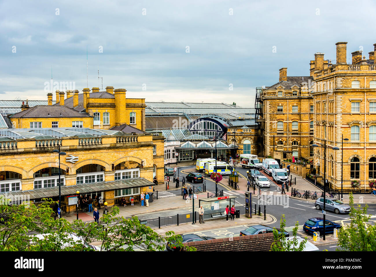 York railway station platform roof hi-res stock photography and images ...
