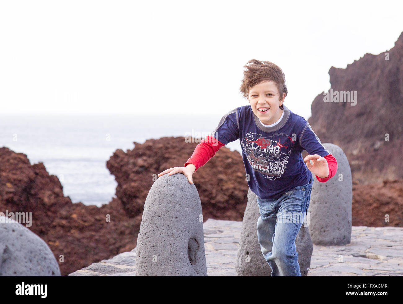 Boy wind strong hi-res stock photography and images - Alamy
