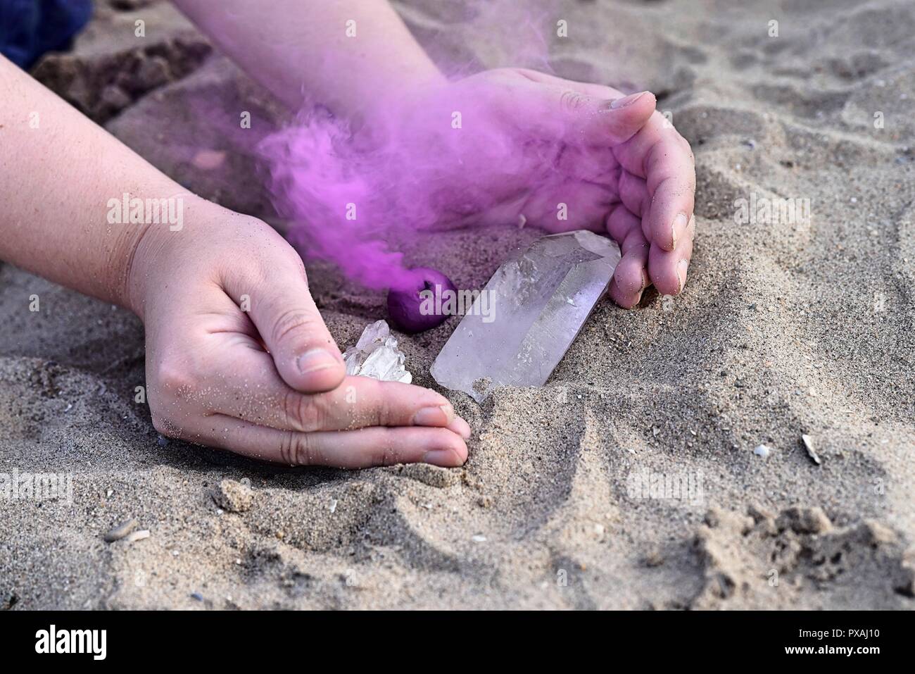 Hand and smoke hi-res stock photography and images - Alamy
