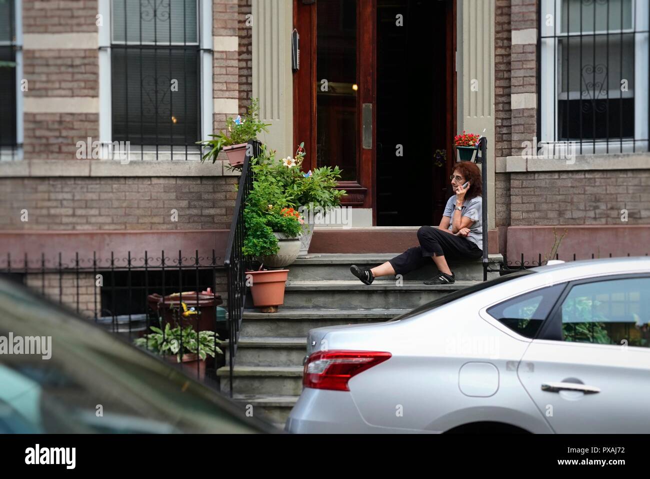 Stoop nyc hi-res stock photography and images - Alamy