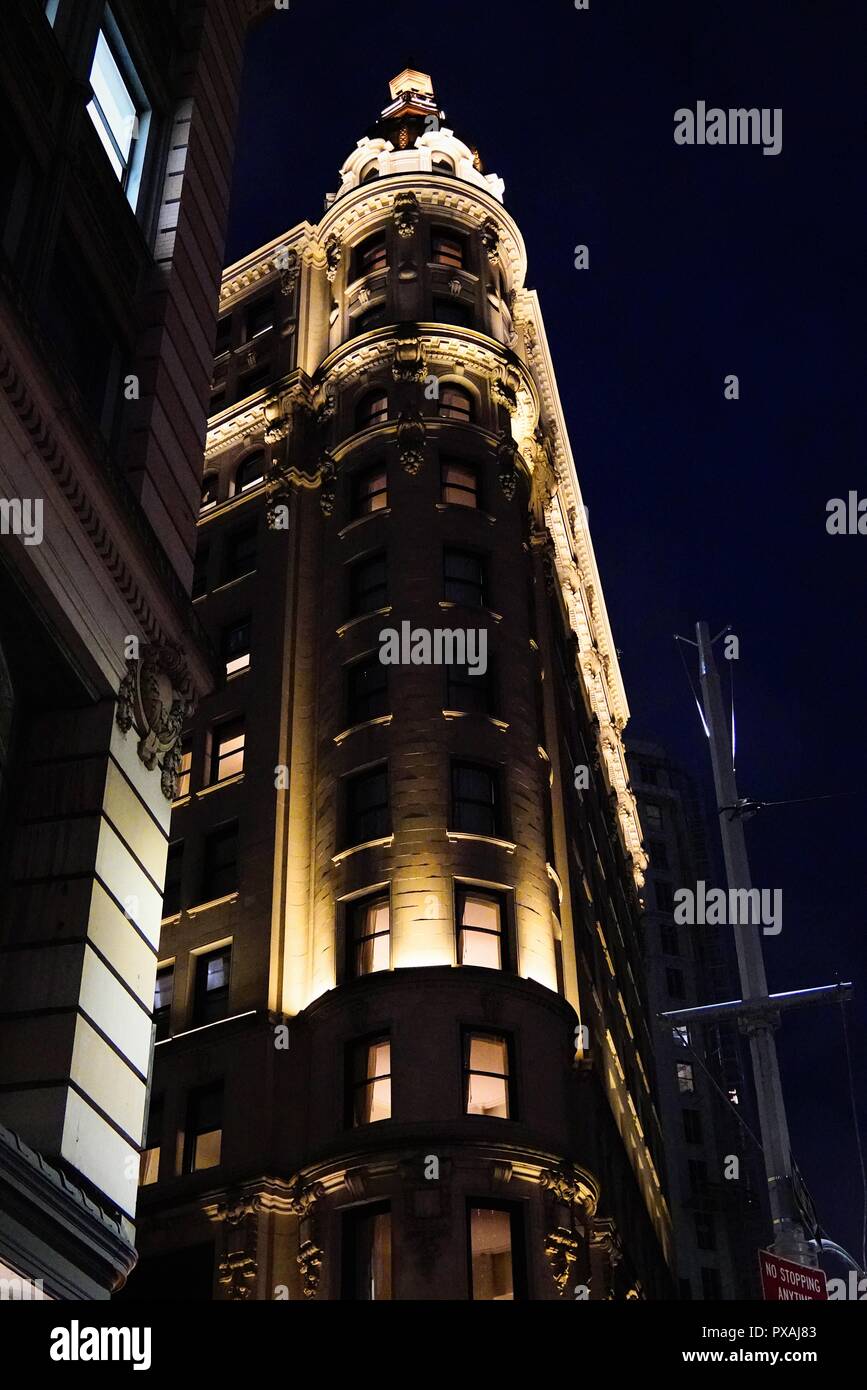 Windows new york exterior dark hi-res stock photography and images - Alamy