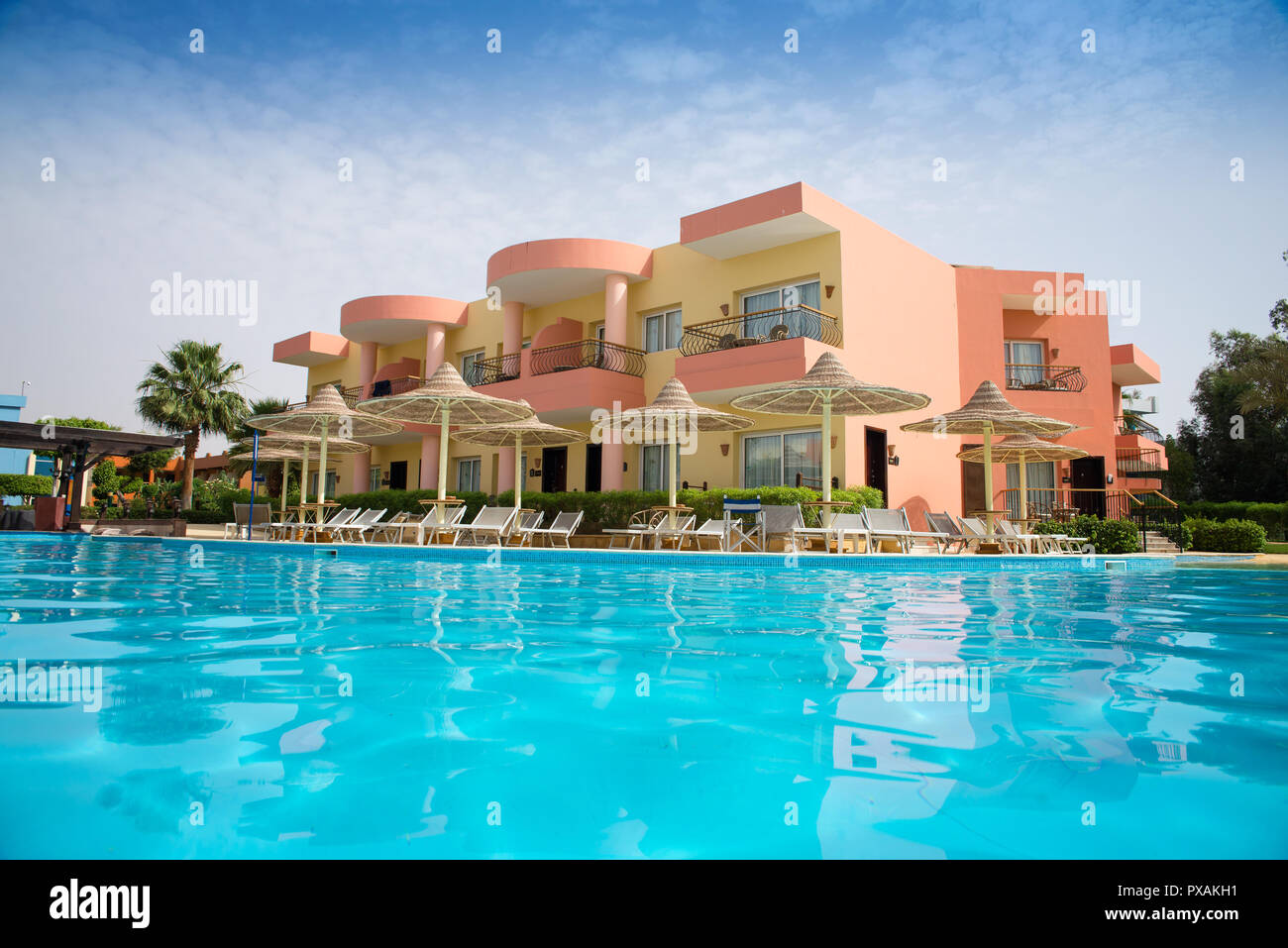 Swimming pool hotel blue sky architecture hi-res stock photography and images - Alamy