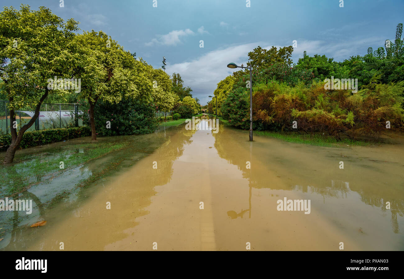 Bank rain heavy flood hi-res stock photography and images - Alamy