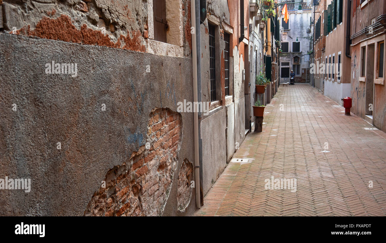 Venice, streets grunge destroyed old Stock Photo - Alamy
