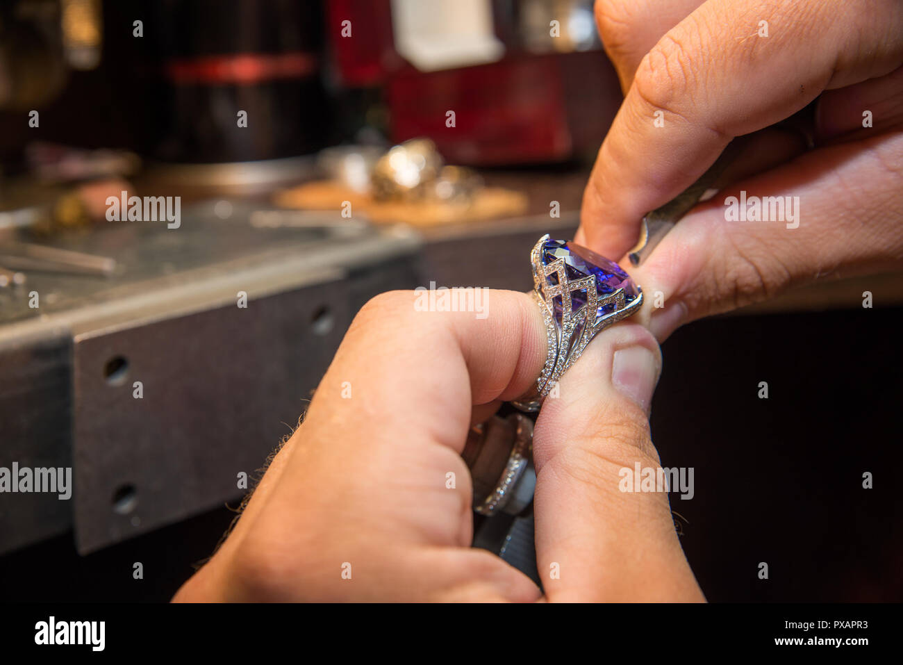 Precious metal manufacturing hi-res stock photography and images - Alamy