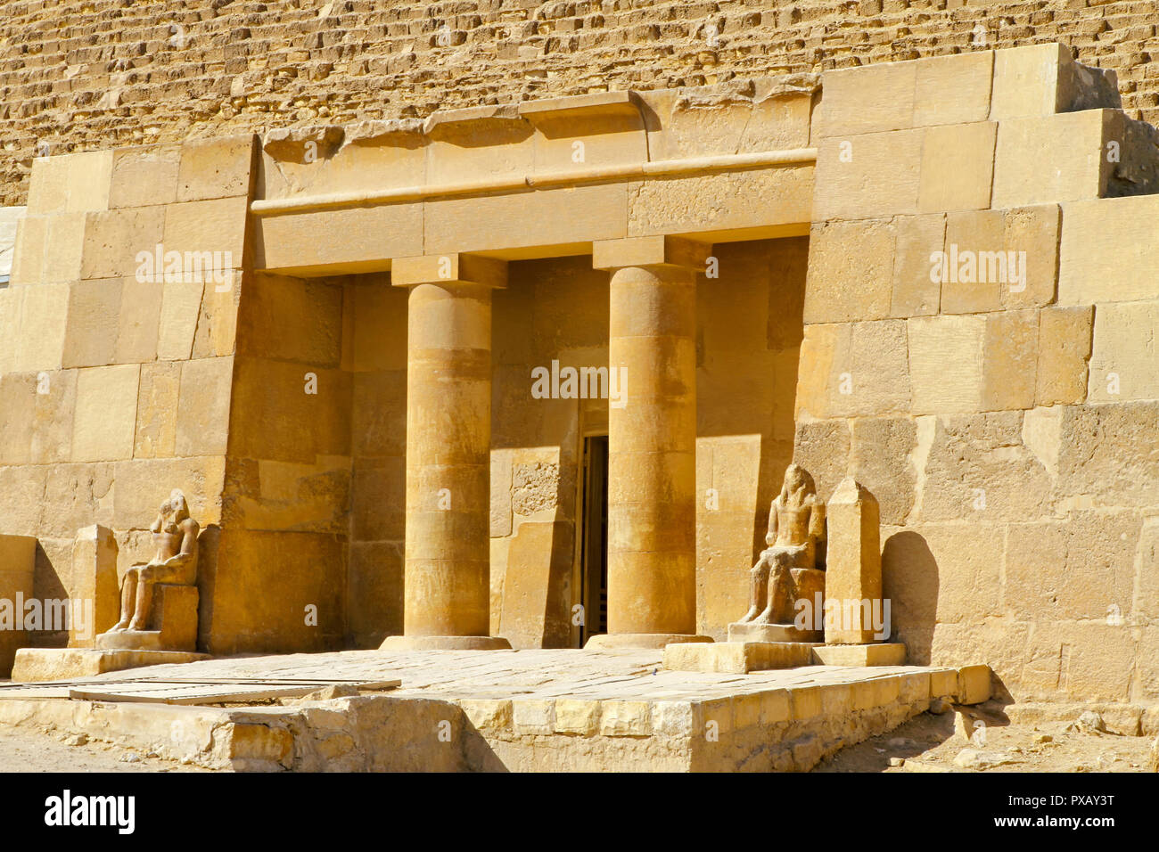 Temple pyramide hi-res stock photography and images - Alamy